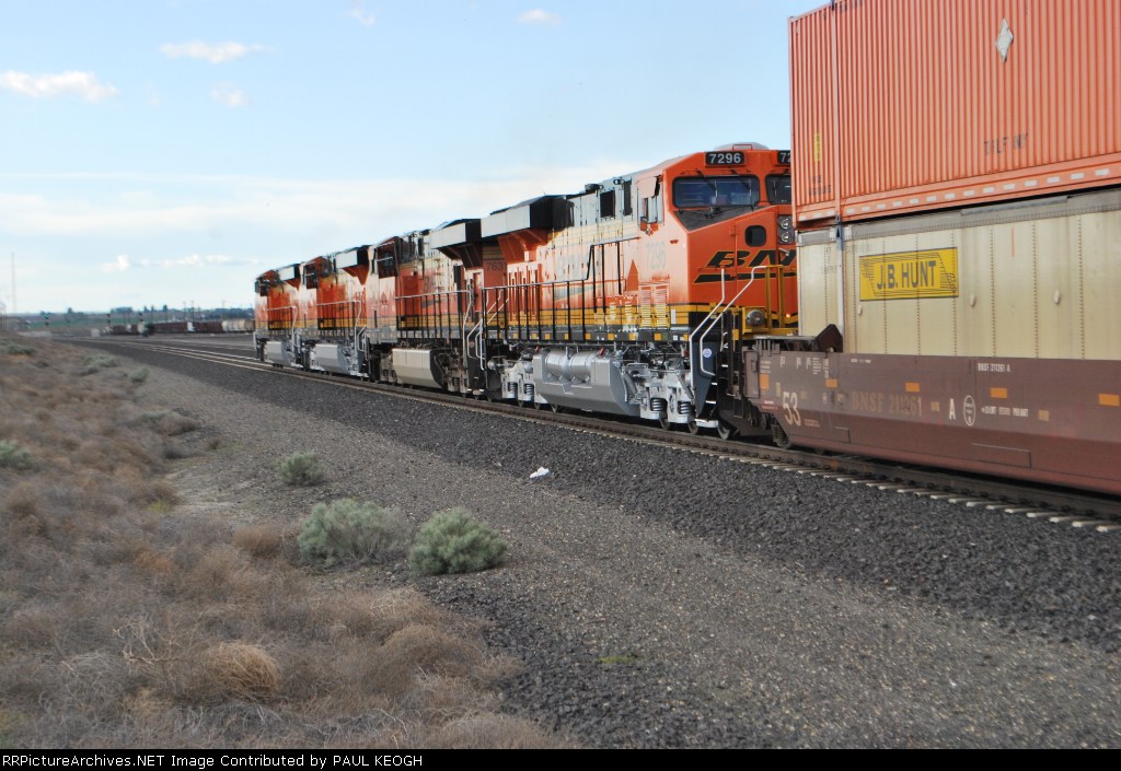 The Z PTL-CHI pulls out of BNSF Pasco north yd with BNSF 7294/7297/7631/and 7296 as the ...